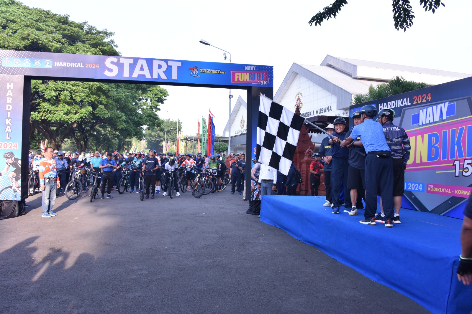 Warnai Hardikal Ke-78, Gowes Navy Fun Bike 15 Km Keliling Markas TNI AL - Lintas Surabaya