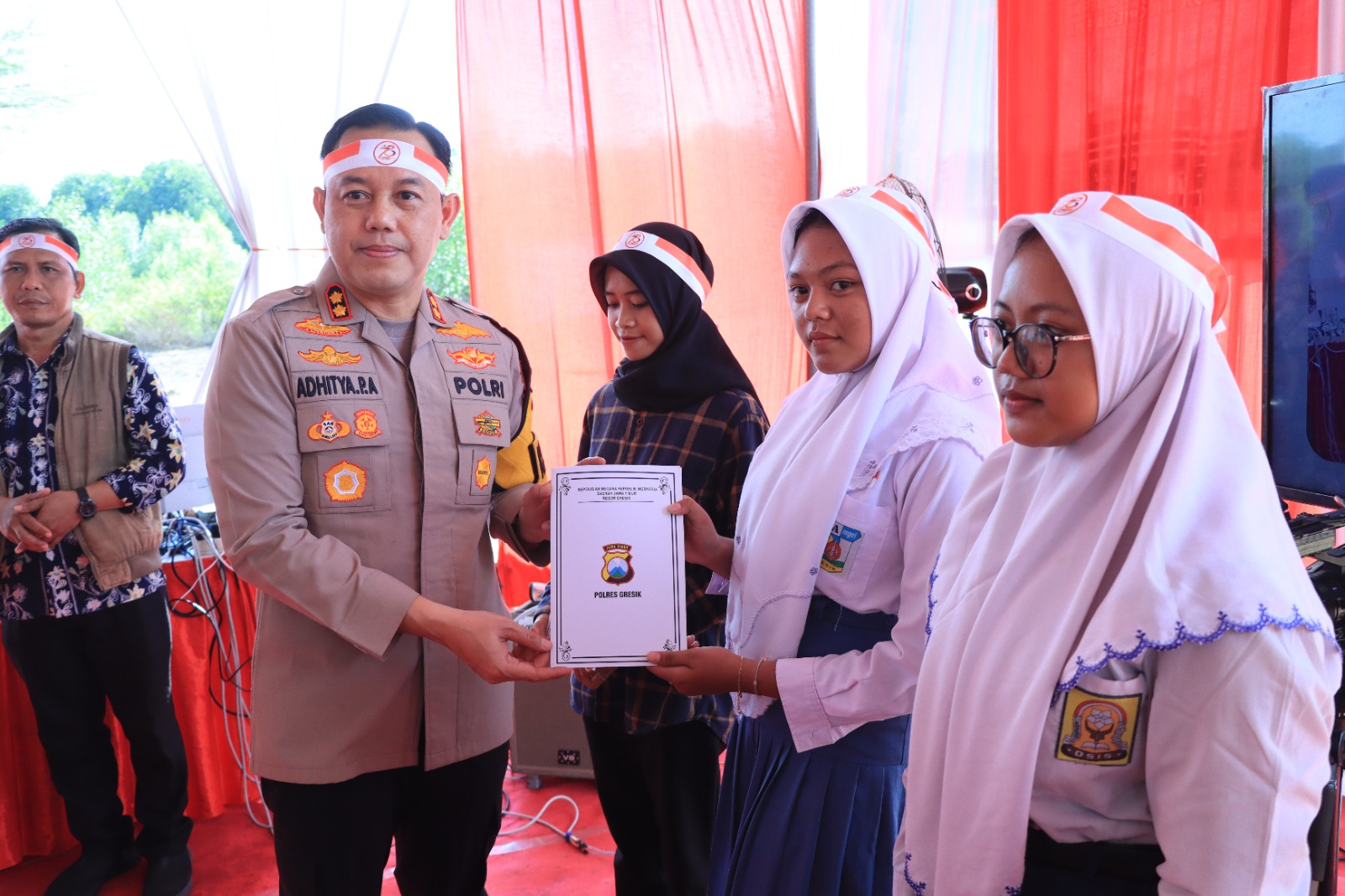 Polres Gresik Berikan Beasiswa kepada Pelajar Meriahkan Hari Bhayangkara ke-78 - Lintas Surabaya